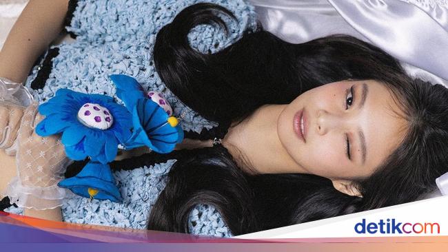 Jennie Keselek Buah Zaitun di MV Love Hangover