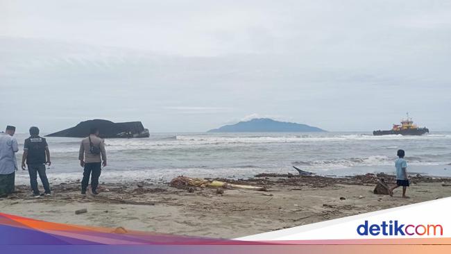 Dua Kapal Terdampar di Pantai Maurole Ende, ABK Diselamatkan Warga
