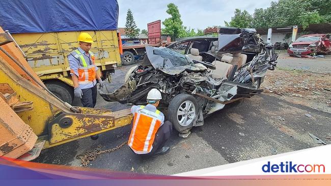 Penampakan Avanza Tabrak Truk di Tol Jombang Tewaskan 2 Pegawai Dinsos