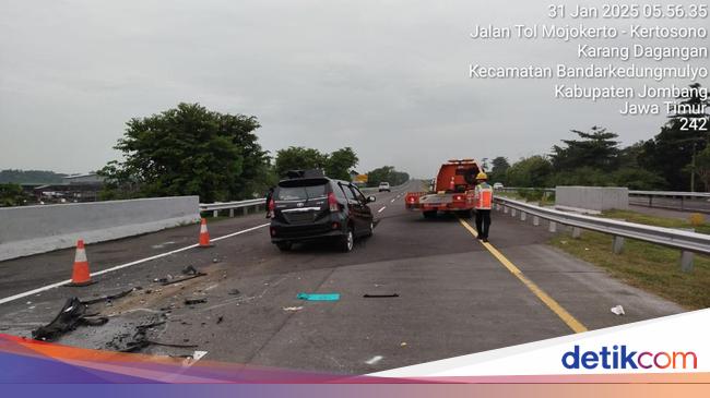 Avanza Tabrak Truk Tewaskan 2 Pegawai Dinsos Jatim gegara Sopir Ngantuk