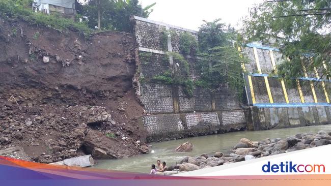 Longsor Ancam Bangunan di Bantaran Sungai Cipager Cirebon