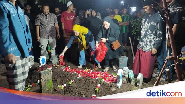 Tangis Keluarga di Pemakaman Naviri Arimbi Siswi SMAN 1 Porong Sidoarjo