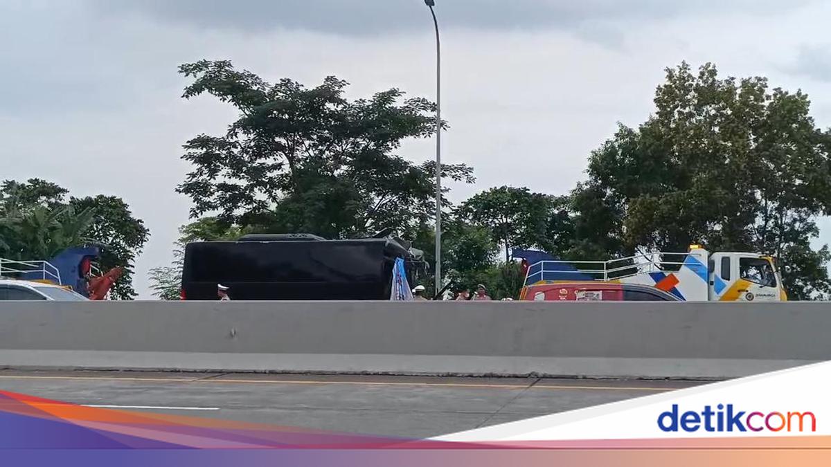 Penyebab Bus Tabrak Tiang Penanda Exit Tol Purwodadi, Diduga Sopir Lalai
