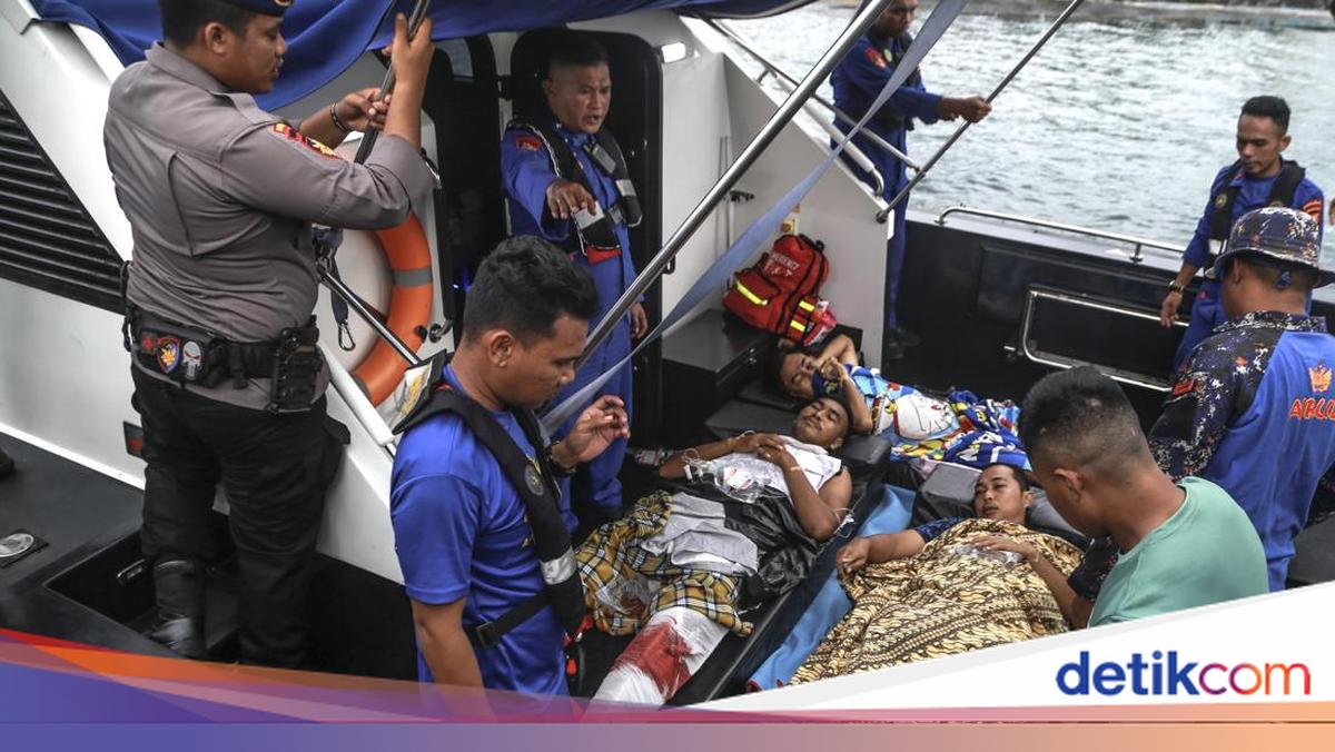 Evakuasi Korban Selamat Speedboat Basarnas yang Meledak