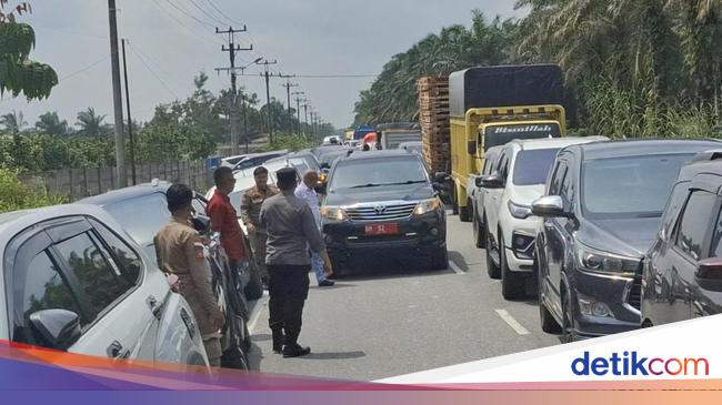 Pria Baju Putih Ngamuk, Mobil Dinas BM 52 Lawan Arus saat Macet di ...