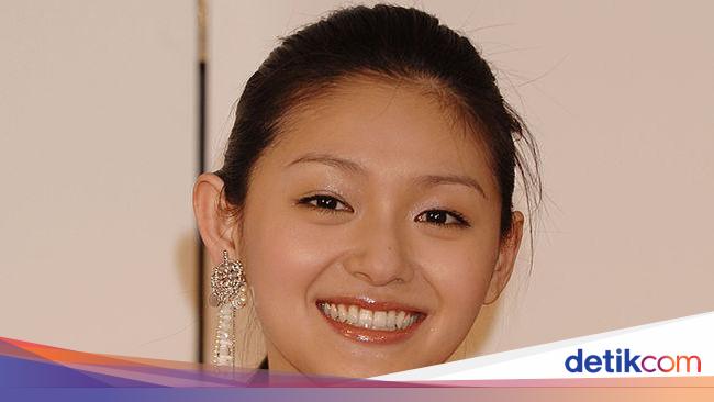 Viral Foto DJ Koo Tiap Hari Duduk di Makam Barbie Hsu, Bikin Patah Hati