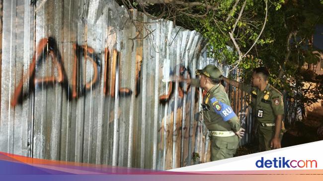 Tawa Jokowi soal Kemunculan Coretan 'Adili Jokowi' Tawa Jokowi soal Kemunculan Coretan 'Adili Jokowi'
