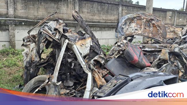Ringsek Parah! Ini Penampakan Mobil-Truk Kecelakaan Beruntun di GT Ciawi