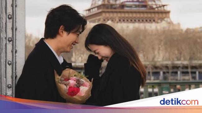 Viral Foto Romantis Ok TaecYeon 2PM Lamar Pacar di Depan Eiffel Tower