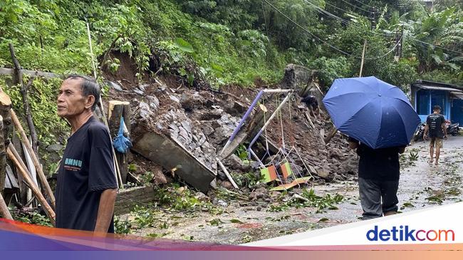 Talut di Perumahan Beringin Asri Semarang Longsor Timpa Gubuk-Motor