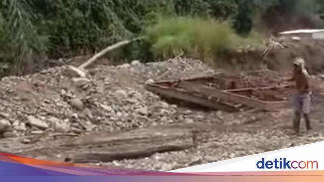 Ular Piton 6,5 Meter Ditangkap Usai Mangsa Ayam Ular Piton 6,5 Meter Ditangkap Usai Mangsa Ayam