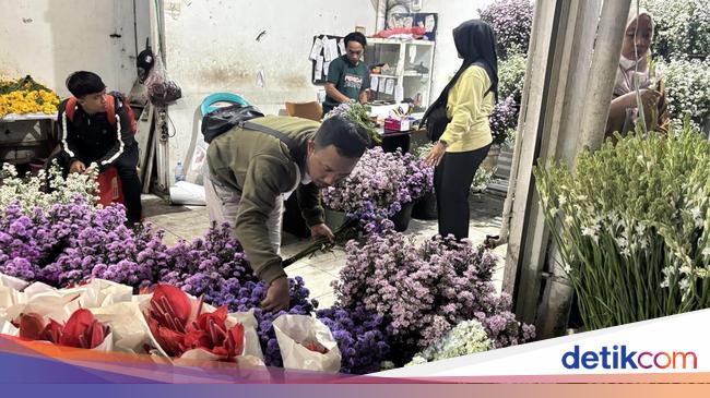 Potret Pasar Bunga Kayoon Ramai Jelang Valentine