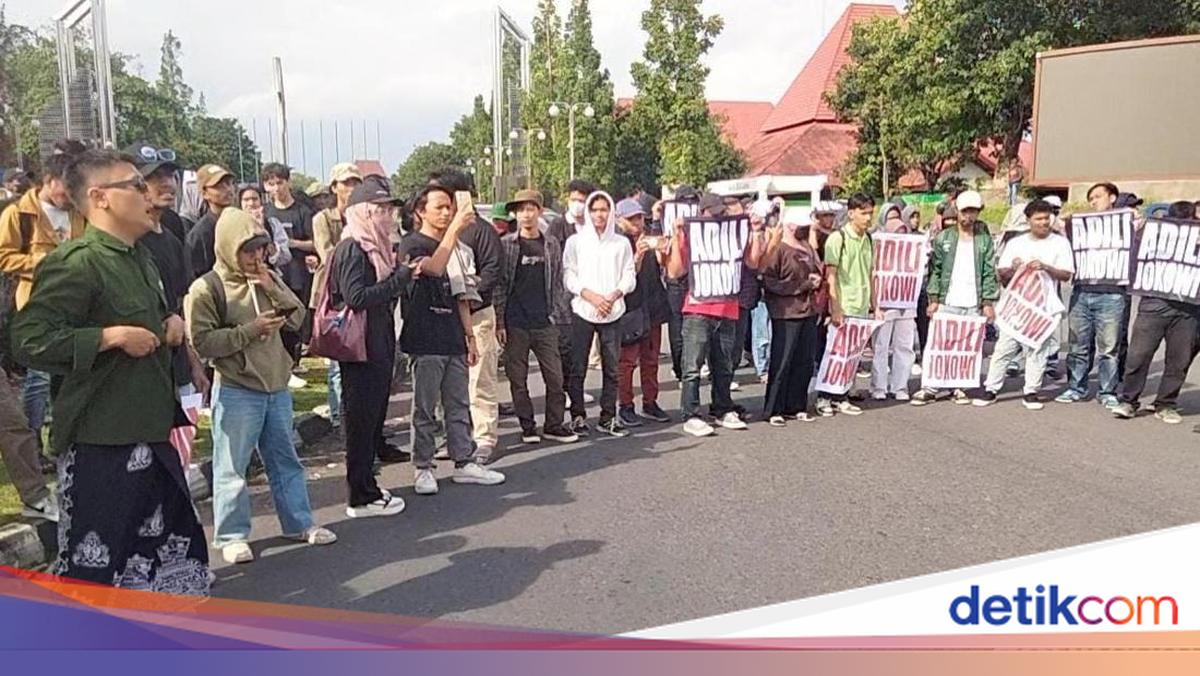 Mahasiswa Gelar Aksi 'Adili Jokowi' di Bundaran UGM