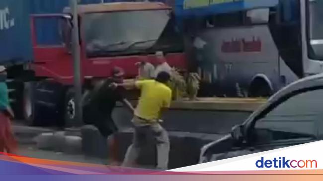 Viral Sopir Truk dan Kru Bus Baku Hantam di Jalur Pantura Pasuruan