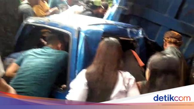 Detik-detik Truk Timpa Mobil Tewaskan 4 Orang di Sukabumi