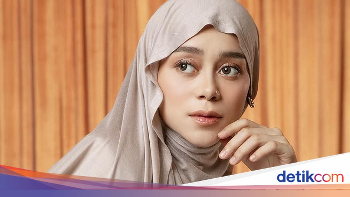 Gaya Selebriti Cantik Kenakan Hijab Meleyot yang Lagi Tren