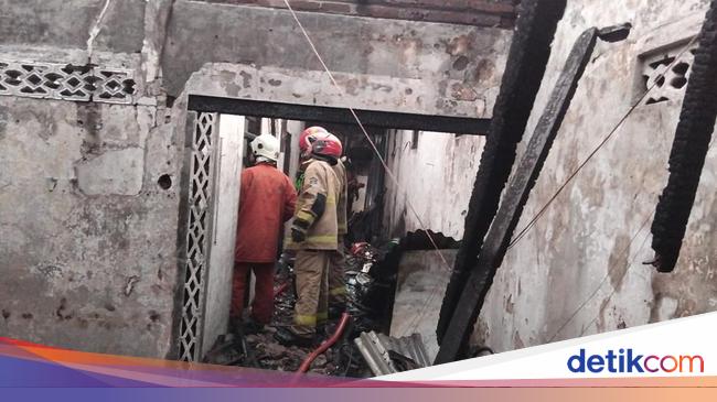 Si Jago Merah Lalap Rumah di Pacar Keling Surabaya