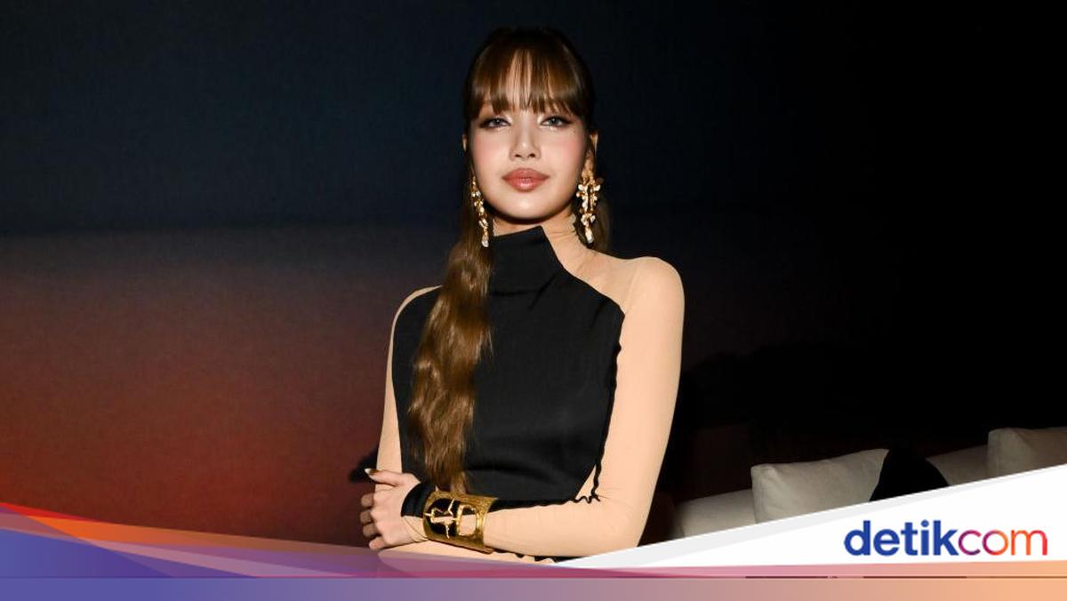 Gaya Seksi Lisa BLACKPINK Pakai Gaun Bersiluet Swim Suit Bak Pamer Kulit