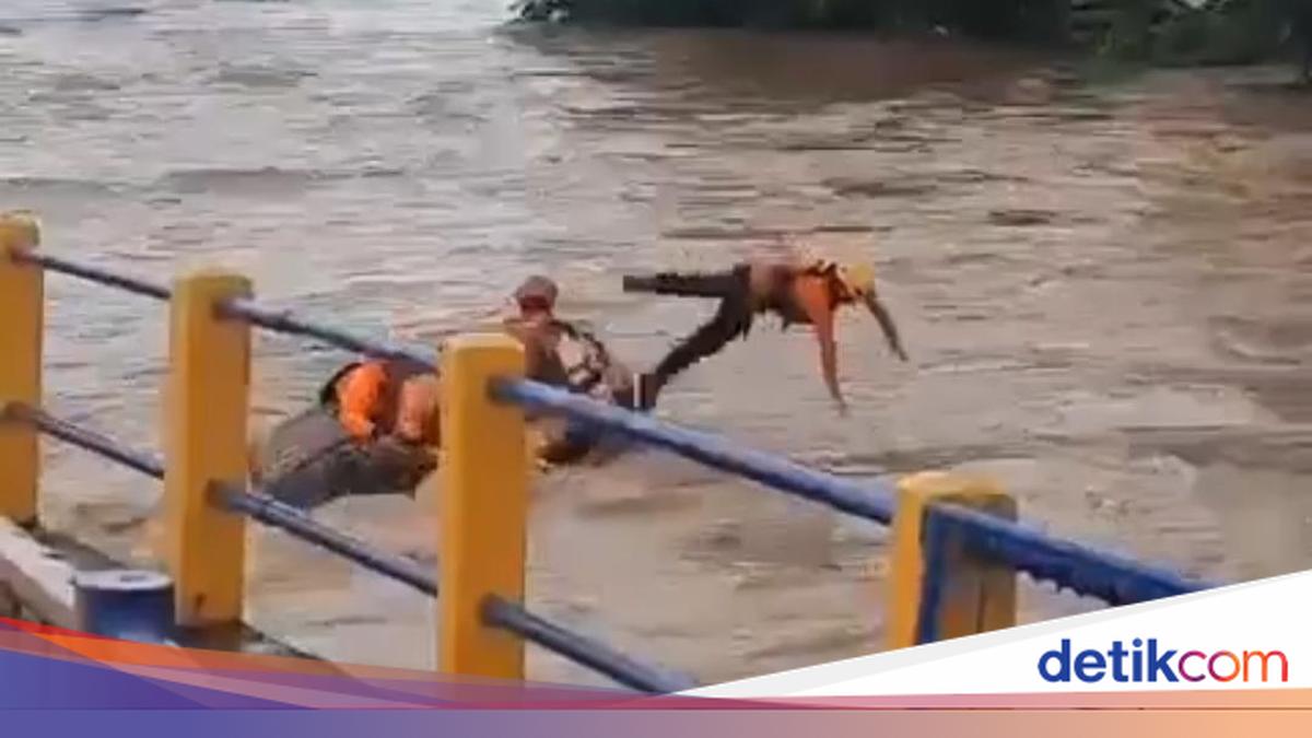 Perahu Basarnas di Maros Terbalik-Terseret Banjir Saat Hendak Evakuasi ...