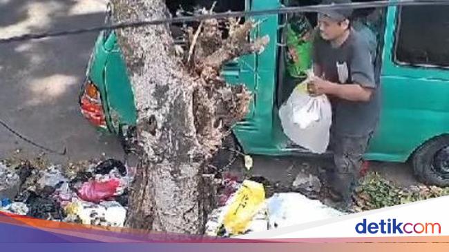 Duh, Sopir Angkot Buang Belasan Karung Sampah di Pinggir Jalan