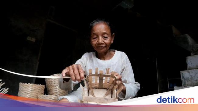 Kampung Cikiray, Destinasi Kerajinan Anyaman Bambu di Tasikmalaya