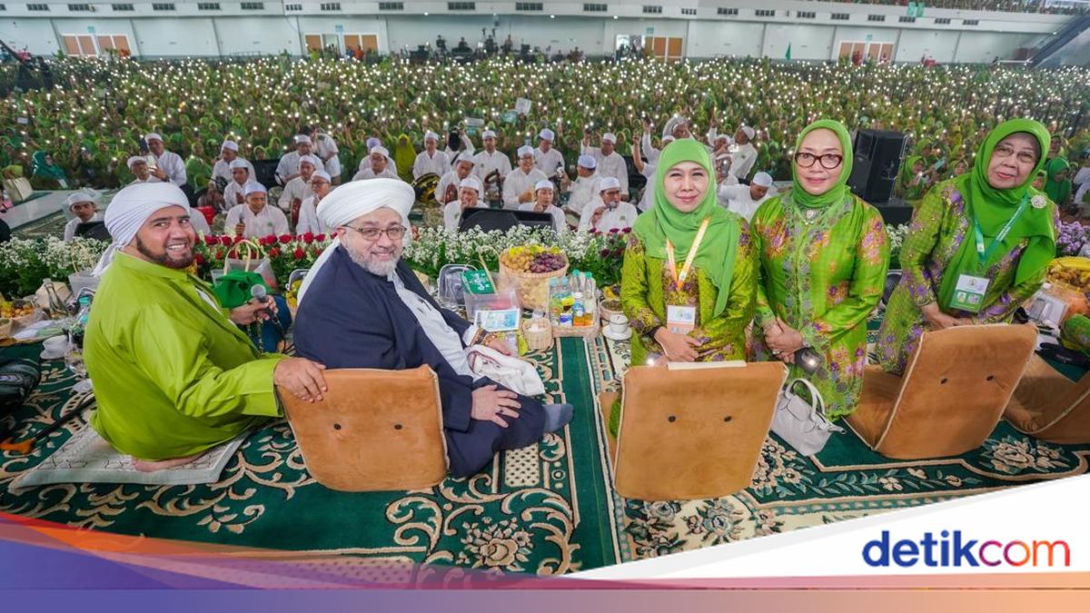 Syekh Afeefuddin Al Jailani Ijazahi Kader Muslimat, Khofifah Diberi Kiswah