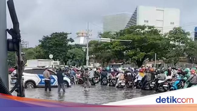 Banjir di Depan UIM Makassar, Jalan Perintis Kemerdekaan Macet 3 Km