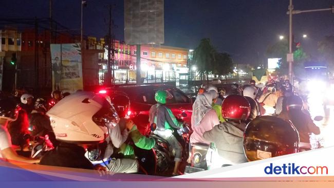 Banjir di Jalan Perintis Kemerdekaan Makassar Belum Surut, Lalin Macet 1,6 Km