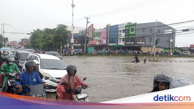 Jalan Perintis Kemerdekaan Makassar 7 Jam Macet Parah karena Banjir