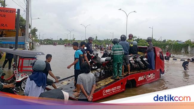 Banjir Rendam Jalan Perintis-Leimena Makassar, Warga Buka Jasa Angkut Motor