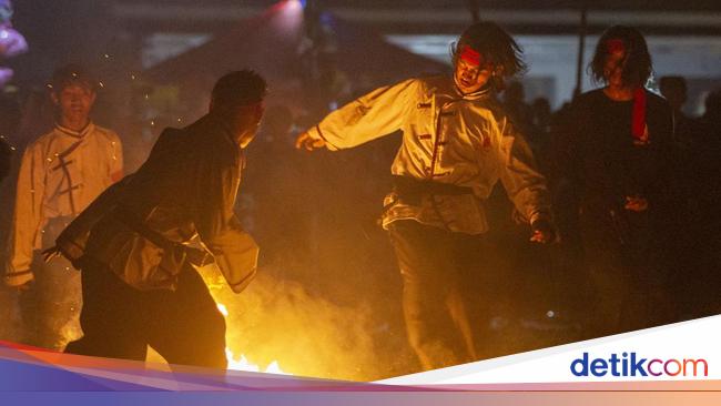 4 Tradisi di Cirebon Jelang Ramadan, Sepak Bola Api Ala Santri-Nyekar