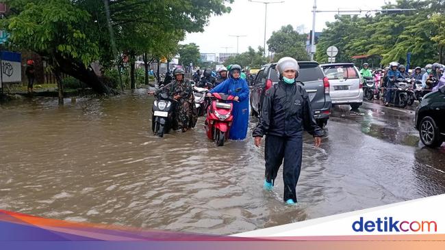 Banjir di Jalan Perintis Kemerdekaan Makassar Bikin Macet-Banyak Motor Mogok