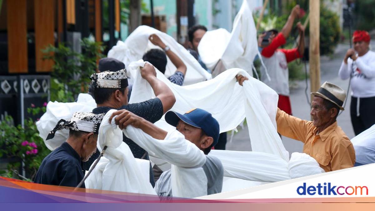 Cuci Kain Kafan Jadi Tradisi Jelang Ramadan Suku Osing