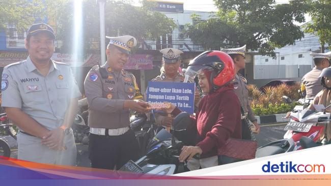 Satlantas Trenggalek Kampanye Keselamatan-Bagikan Cokelat di Hari Kasih Sayang