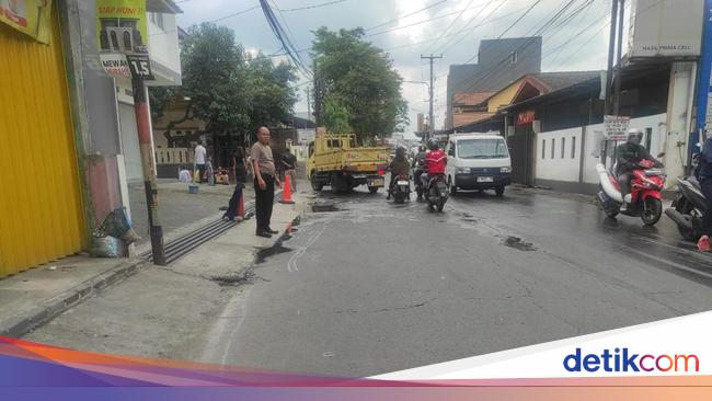 Hilang Keseimbangan Saat Nyalip, Pemotor Jatuh-Bocah Tewas Terlindas Truk