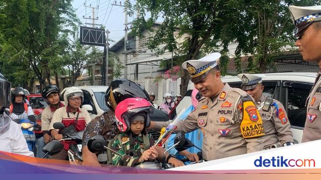 Operasi Keselamatan Semeru di Kota Probolinggo, Polisi Bagi Helm dan Bunga