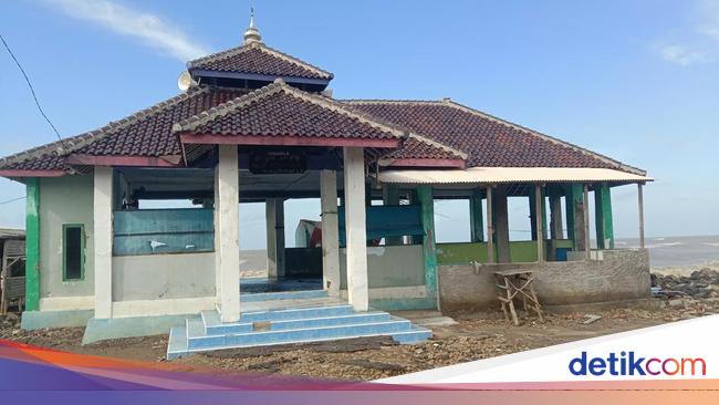 Cerita Musala Nur Hidayah dan Hantaman Ombak di Pantai LA Indramayu