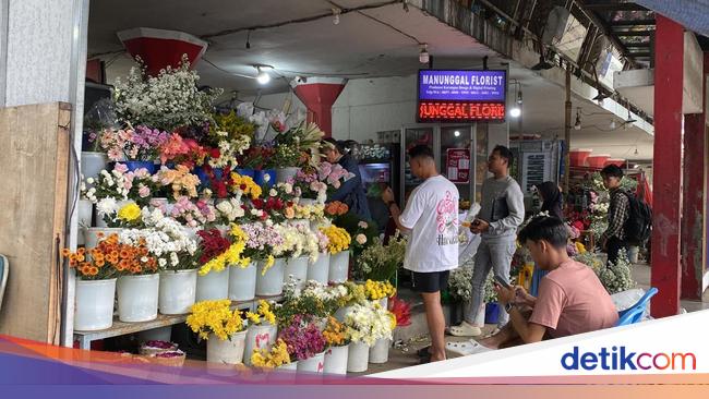 Hari Valentine, Pasar Bunga Kalisari Semarang Ramai Muda-mudi