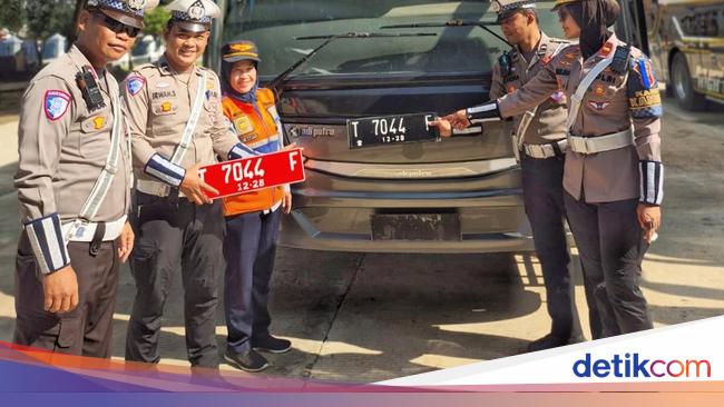 Bus Pemkab Karawang Ditilang Polisi Saat Wisata ke Subang