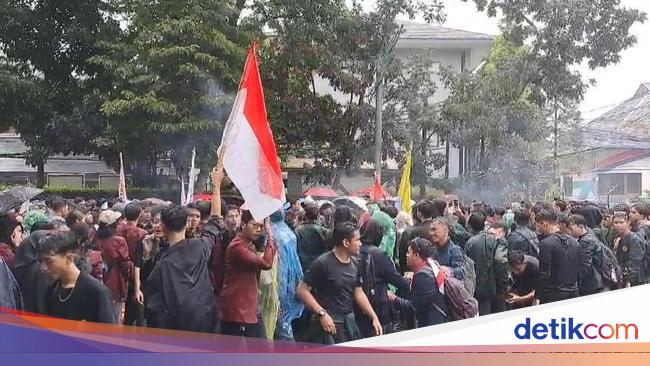 Demo 'Indonesia Gelap' di Bandung Memanas, Massa Lempar Petasan Demo 'Indonesia Gelap' di Bandung Memanas, Massa Lempar Petasan