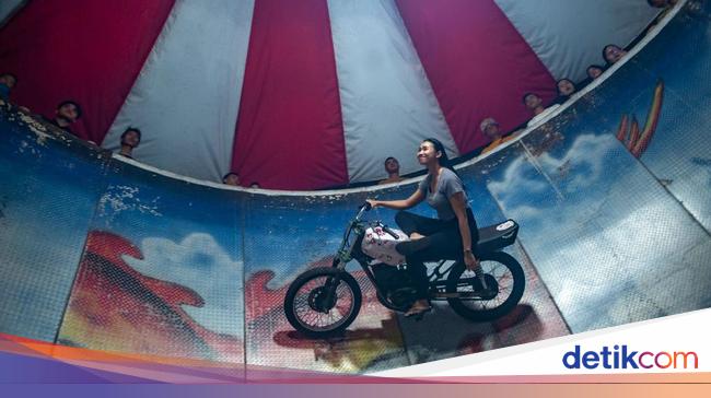 Melihat Aksi Berbahaya Joki Wanita Roda Gila Melihat Aksi Berbahaya Joki Wanita Roda Gila