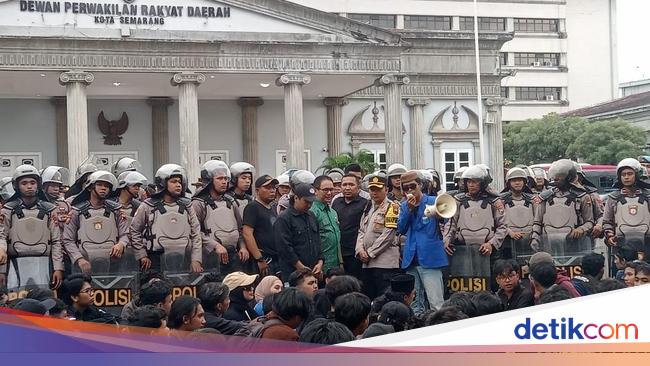 9 Tuntutan Demo Mahasiswa di DPRD Kota Semarang