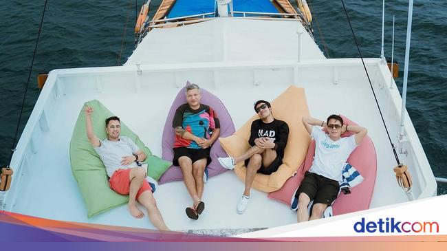 The Dudas Minus One Wisata ke Pulau Rinca, Ariel Panjat Tiang Kapal Pinisi