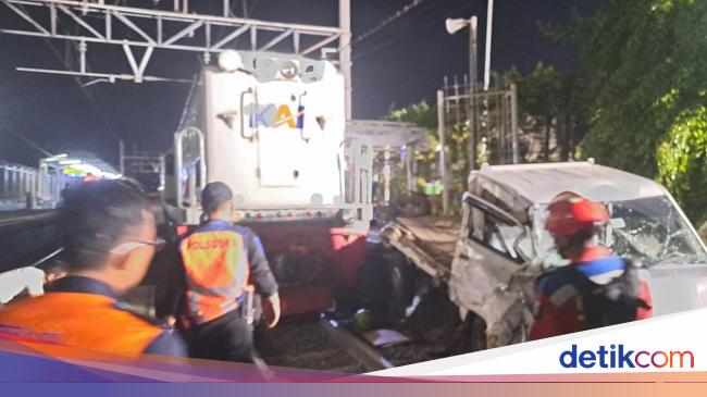 KA Parcel Tertemper Mobil Boks Terobos Palang Pintu, KAI Tuntut Ganti Rugi