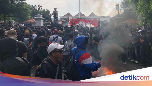 Potret Massa Demo Bakar-bakar di Gedung Agung Jogja, Asap Hitam Membubung