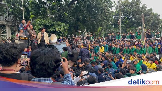 Mensesneg Prasetyo Hadi Temui Massa 'Indonesia Gelap' di Patung Kuda