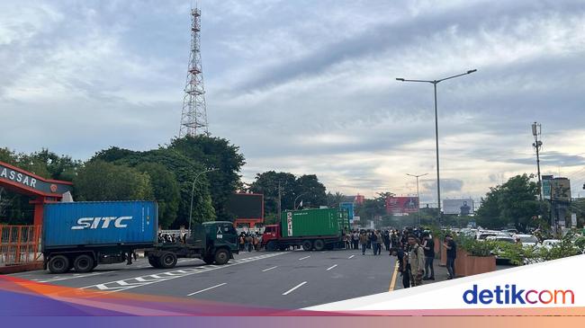 Massa Demo 'Indonesia Gelap' Tutup Jalan Pettarani Arah Alauddin Makassar