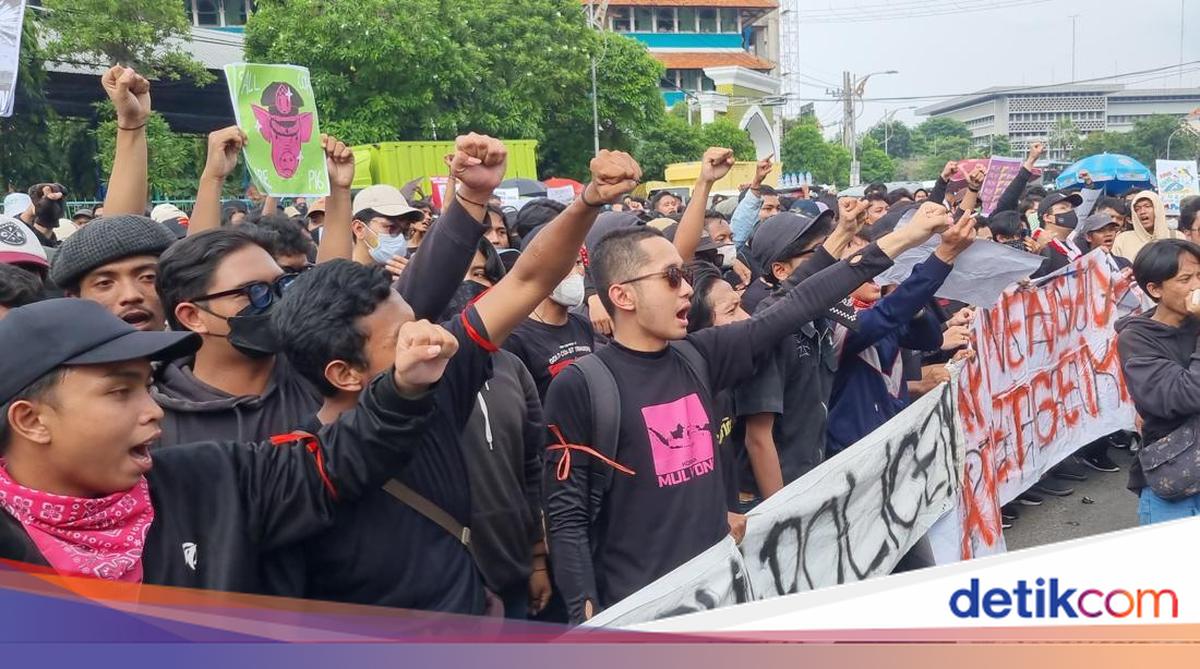 Demo 'Indonesia Gelap' di Surabaya, 2 Anggota DPRD Jatim Dilempar Botol