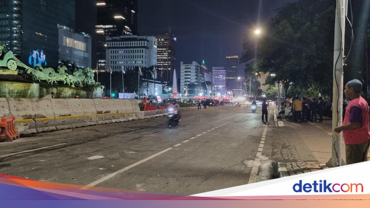 Massa 'Indonesia Gelap' Bubar, Jalan Medan Merdeka Barat Kembali Normal