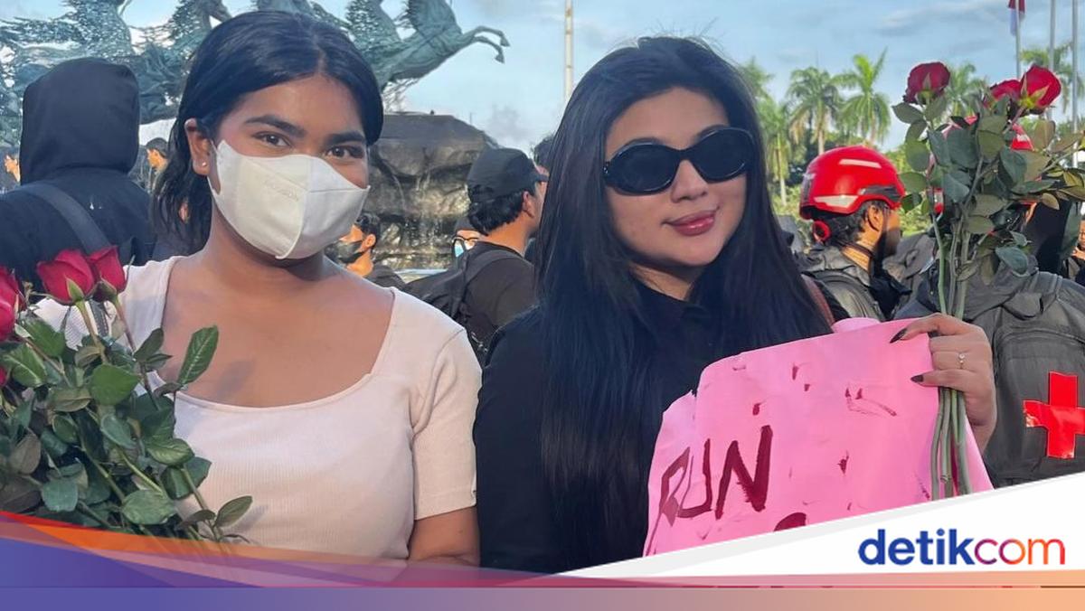 Dea Ayu Bagikan Mawar di Aksi 'Indonesia Gelap' Serukan Run for Save ...